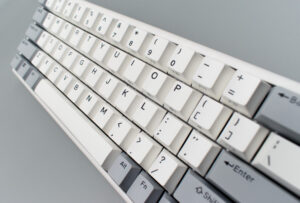 NIZ PLUM Atom 68キーレビュー。自分色にカスタマイズできる、静電容量無接点方式のキーボード【PR】 | きのつよ